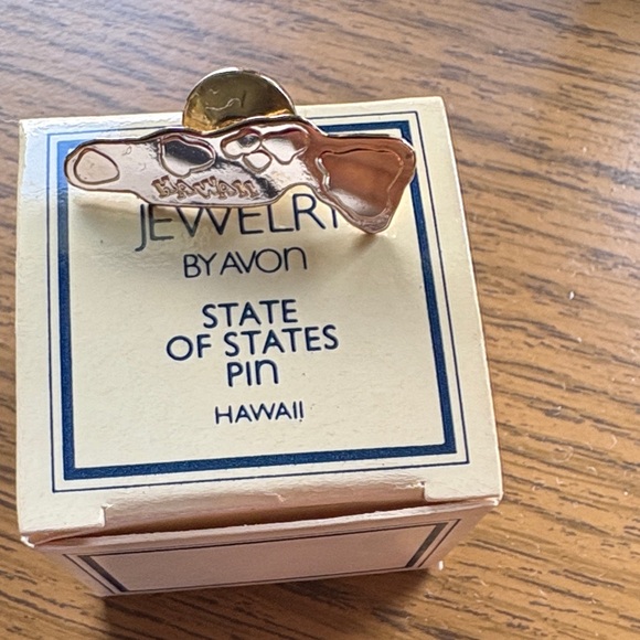 Avon | Jewelry | Avon Hawaii State Brooch Gold Tone | Poshmark